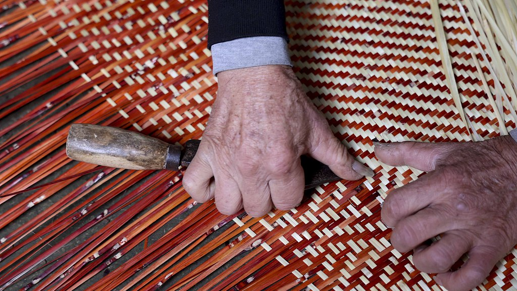 La estera roja de Poli ayuda a enriquecer los agricultores locales ...