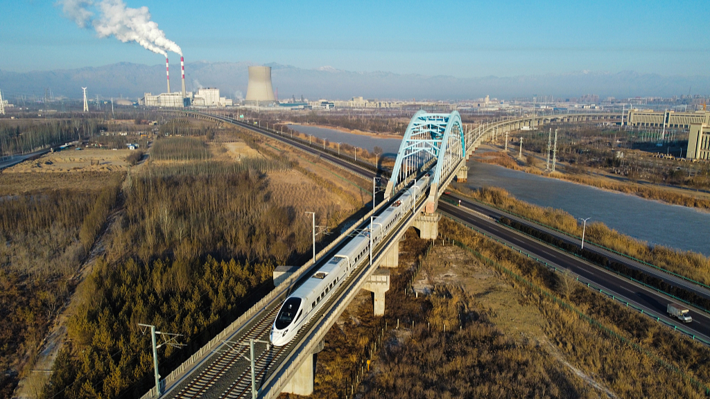 Un nuevo ferrocarril de alta velocidad entra en operación en el noroeste de China - CGTN en Español