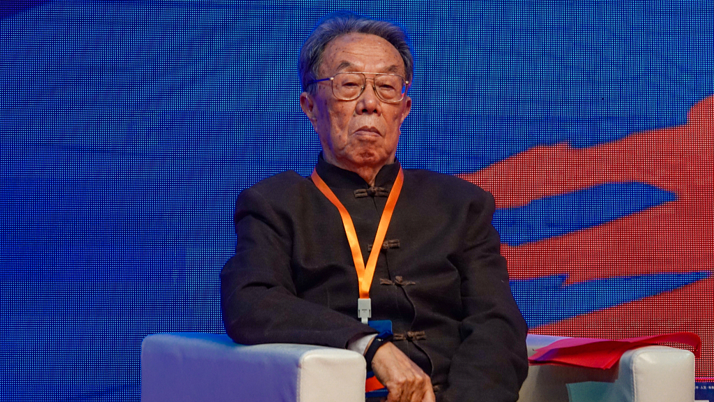 El escritor veterano Wang Meng todavía es joven de corazón - CGTN en ...