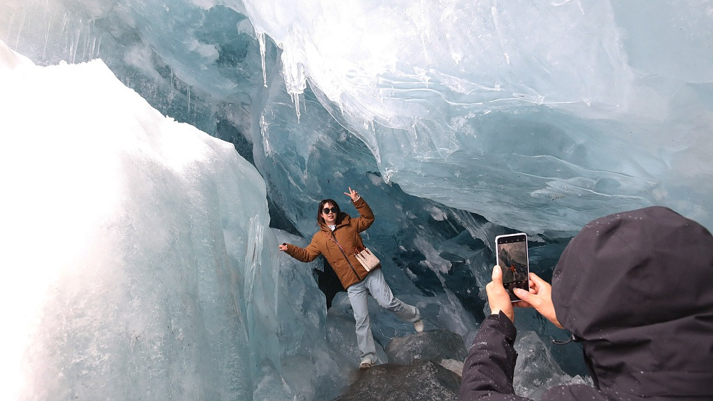 El hielo azul del glaciar de Yalong en Tíbet atrae a turistas - CGTN en ...