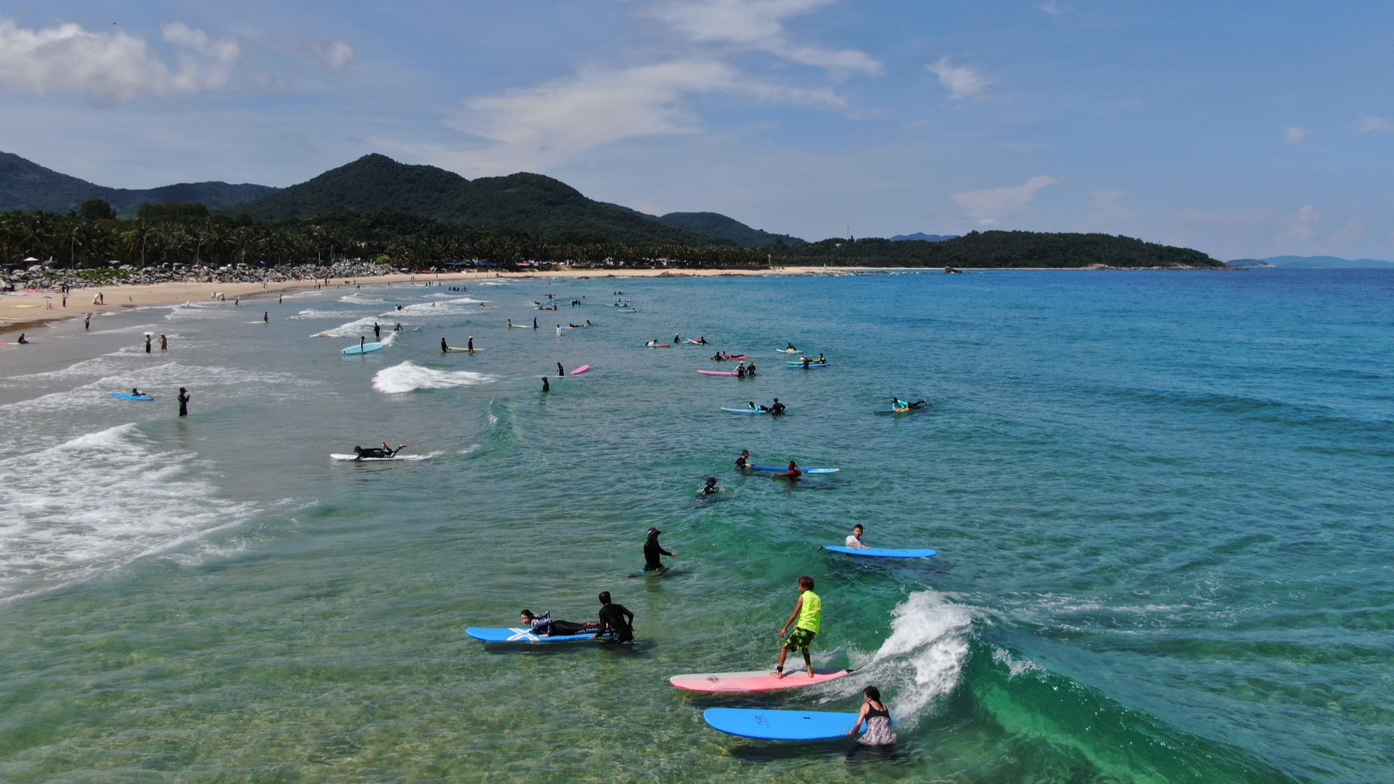 Riyue Bay en la ciudad de Wanning, en el sur de China, desarrolla el ...
