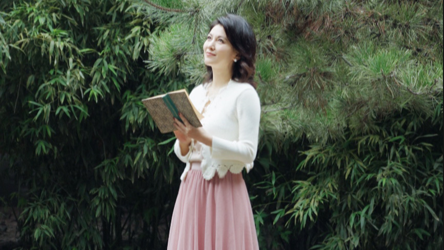 "Leer un poema": La presentadora de CMG, Meng Tong, nos describe los buenos tiempos con un poema ...