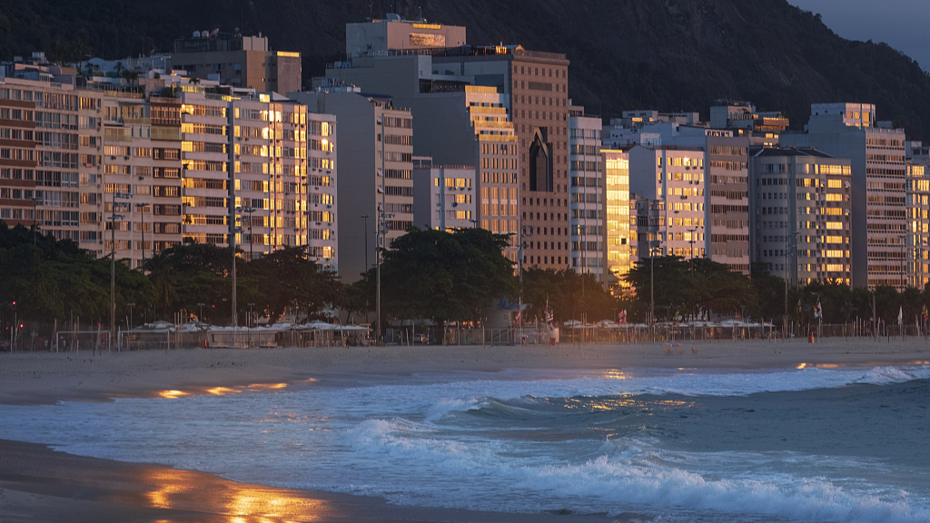 "Leer un poema": Zheng Yibing nos comparte poema de Hai Zi "Mirando al ...