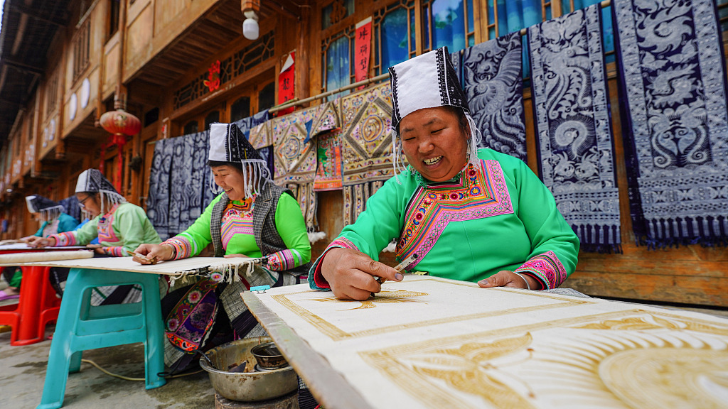 Preservan el tradicional batik de la etnia miao en Guizhou - CGTN en ...