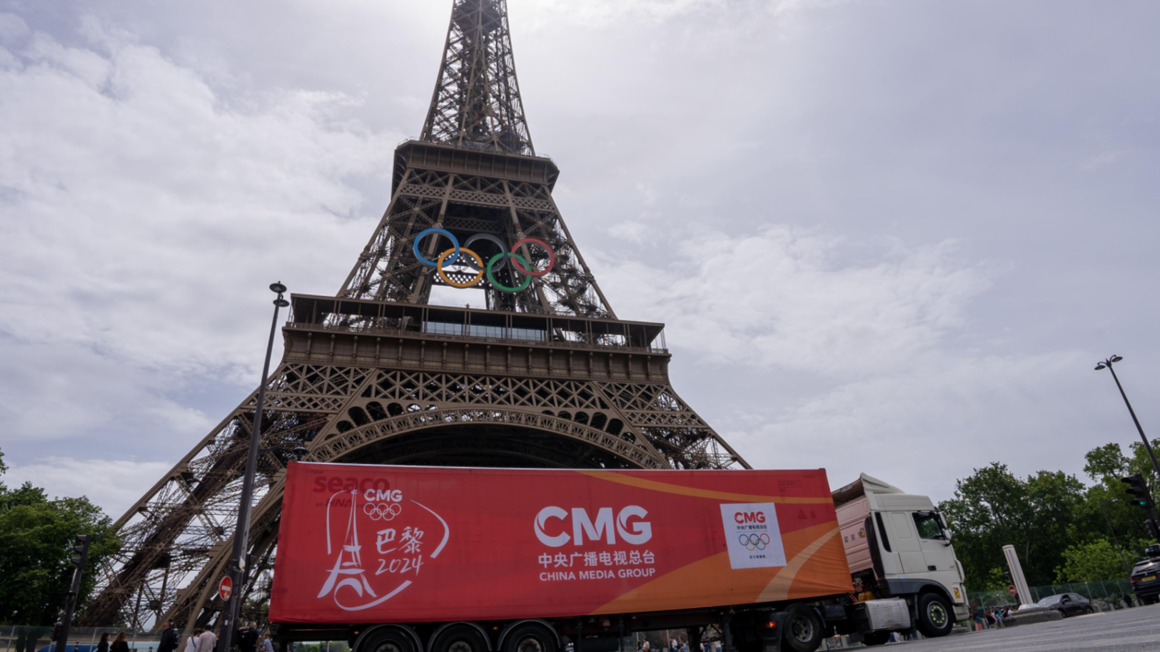 Las camionetas de transmisión del CMG recorren las calles de París ...