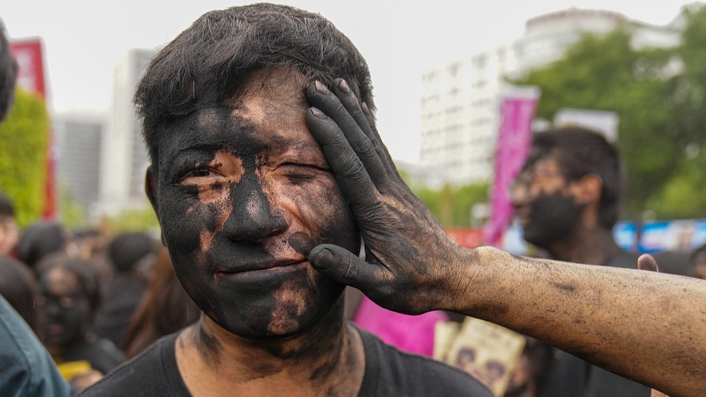Evento folclórico "pintándose la cara de negro" se celebra en Yunnan ...