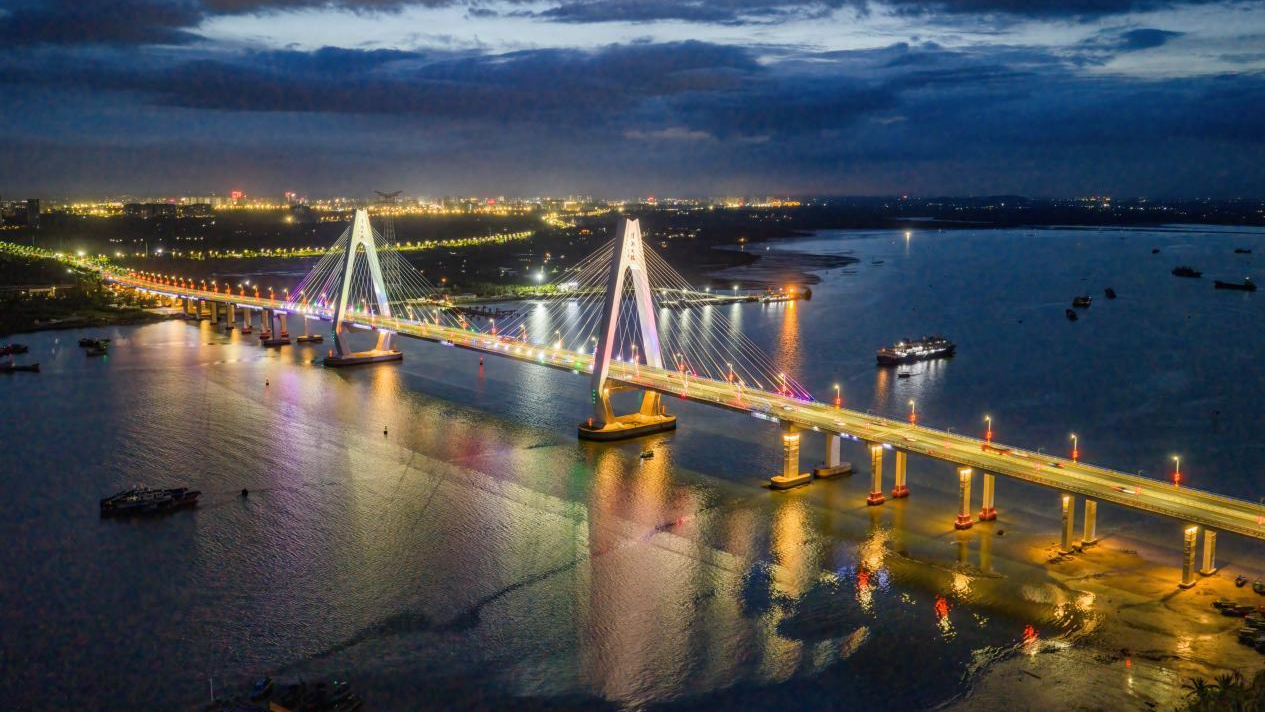 Paisaje nocturno del puente de Qinglan, en la ciudad de Wenchang - CGTN ...