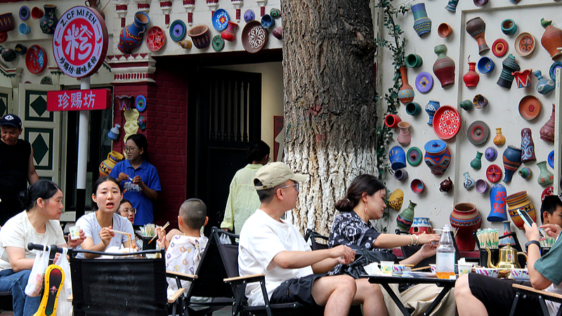 La calle Liu Xing en Yining atrae turistas con un aire que une Oriente ...