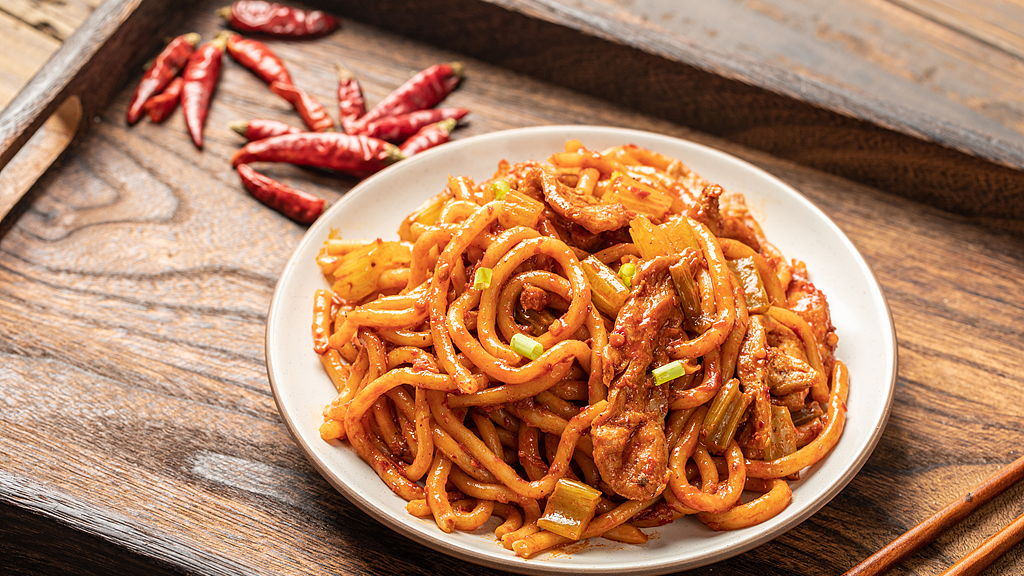 Delicias de Xinjiang: "Chao mifen", fideos de arroz salteados - CGTN en ...