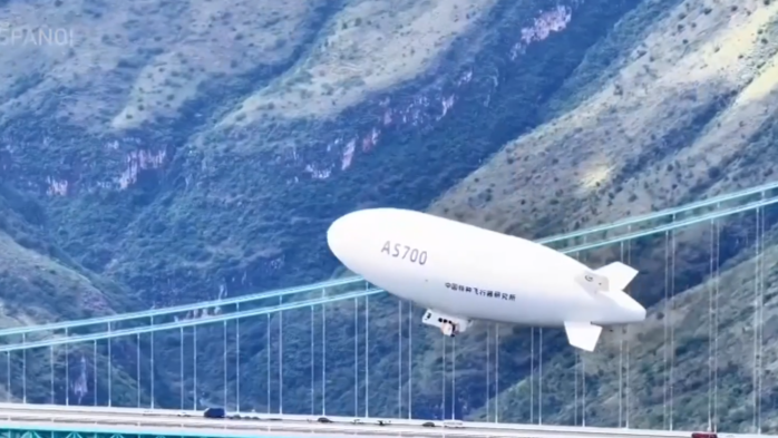 La aeronave china AS700 sobrevuela el puente más alto del mundo en su ...