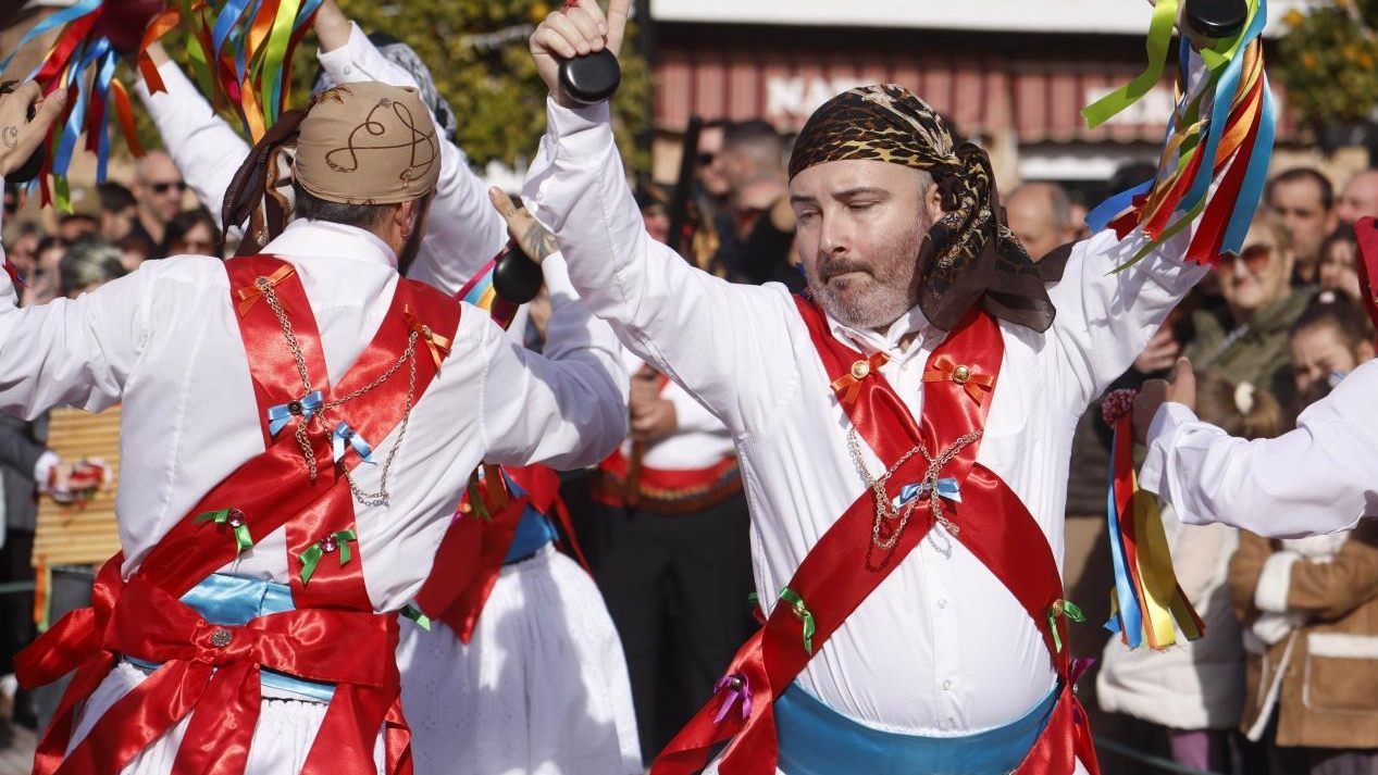España: los ciudadanos visten trajes tradicionales para bailar la Danza ...